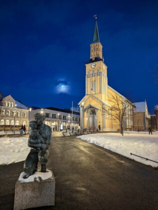 Discover Tromso without a car! Here's what you can do by bus or boat!